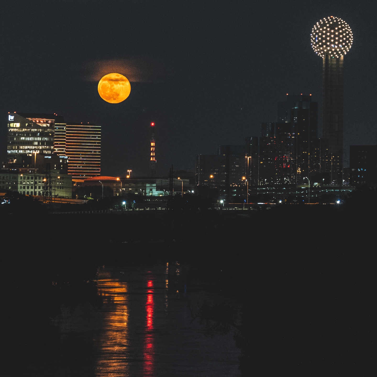 Pictures from the Week: Flower Moon over Dallas Skyline